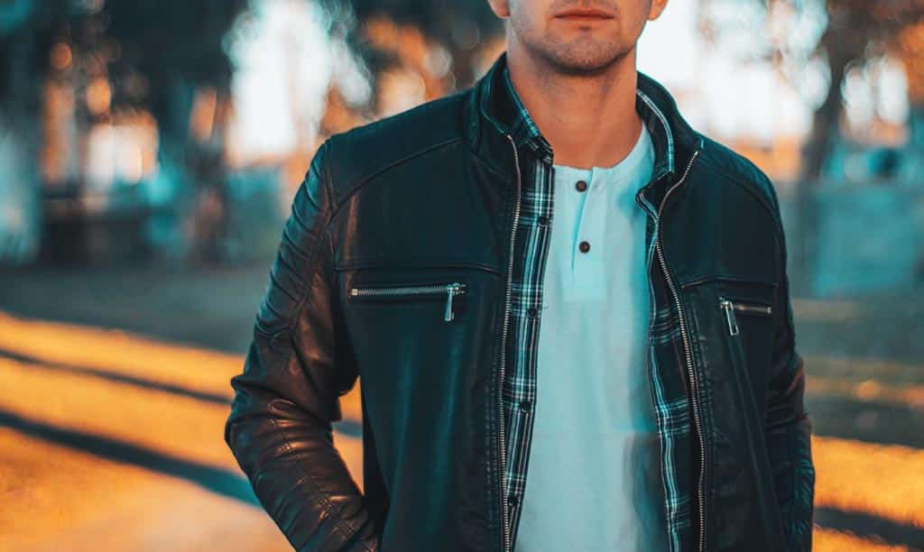 Quels sont les hauts à la mode pour les hommes